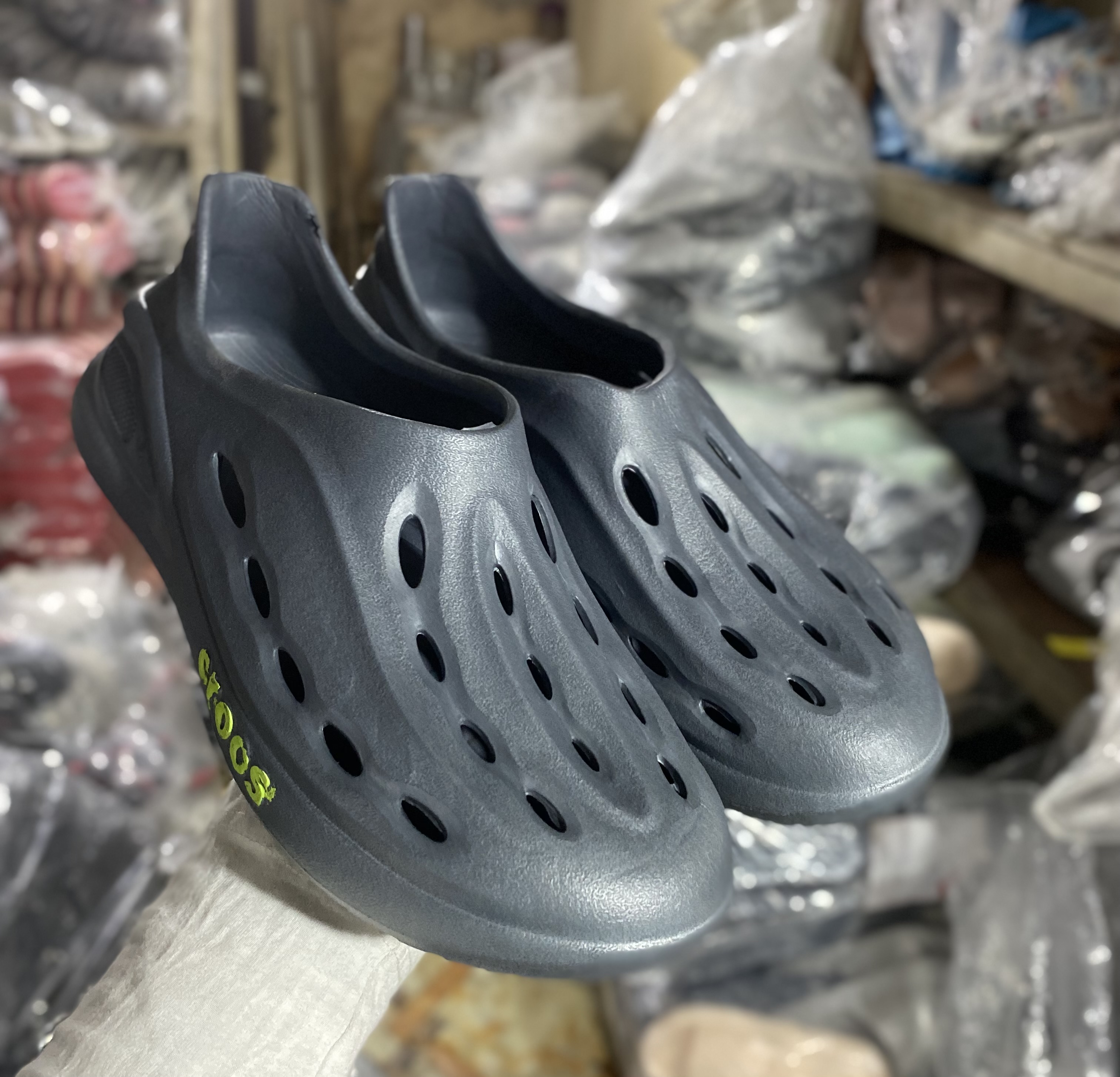 Mens New Comfortable Summer Couple Hole Crocs SuperClogs Outdoor Beach Shoes Soft-Soled Non-Slip ...